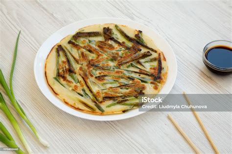 수제 한국식 파전 스캘리온 팬케이크는 흰색 나무 배경 낮은 각도보기에 흰색 접시에 아시아 음식 건강한 생활방식에 대한 스톡 사진 및 기타 이미지 Istock