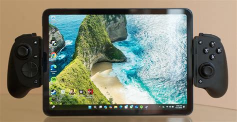 Razers New Mobile Controller Can Stretch Wide Enough To Fit An Ipad Pro