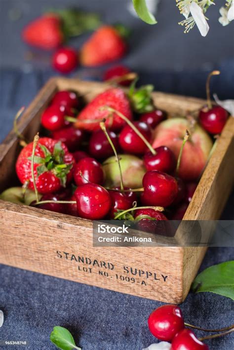 여름 음식 개념입니다 딸기딸기 체리와 블루 데님 배경에 나무 상자에 사과의 신선한 혼합 공간 복사 0명에 대한 스톡 사진 및 기타 이미지 Istock