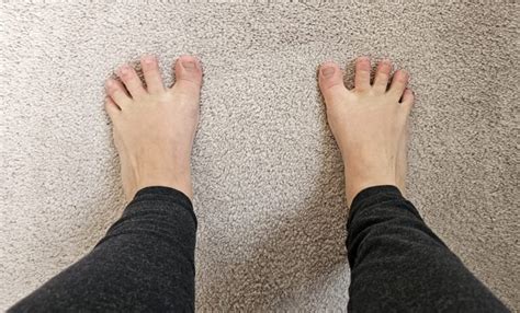 6 Helpful Foot Stretches For Runners Snacking In Sneakers