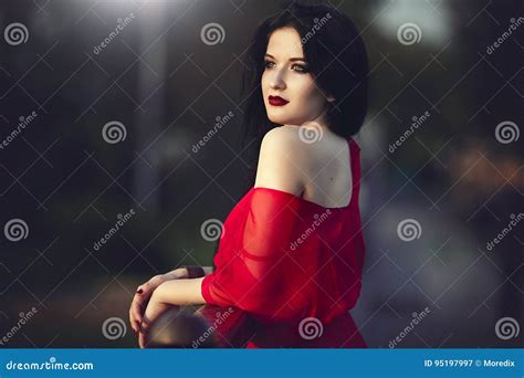 Mujer Morena Hermosa Con Los Labios Y El Vestido Rojos Imagen De
