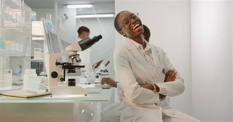 아프리카 여성 과학자는 그녀의 작품에 만족했다 카메라를 보고 웃는다 미래 유전 연구 실험실 20 24세에 대한 스톡 사진 및 기타 이미지 Istock