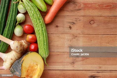 태국 부엌입니다 나무 배경에 빈 노트 페이지와 연필다양한 야채 향신료와 재료 복사 공간이 있는 맨 위 보기 가지 채소에 대한 스톡 사진 및 기타 이미지 Istock