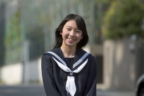 人物、日本人、女性、10代、学生、高校生、中学生、女子高生、制服、セーラー服、1人、屋外、町、住宅街、通学、登校、下校、上半身、笑顔