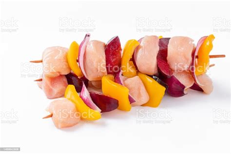 야채 고추 자두 양파 흰색 배경에 생 닭 꼬치 고추와 익히지 않은 혼합 고기 꼬치 생고기 빨강 노랑 피망 조각이 들어간 꼬치 평면도 건강관리와 의술에 대한 스톡 사진 및