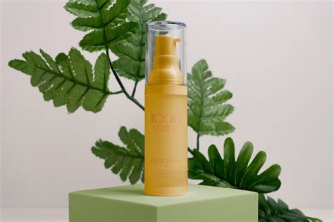 잎이 있는 천연 화장품 포장 모형 디자인 무료 Psd 파일