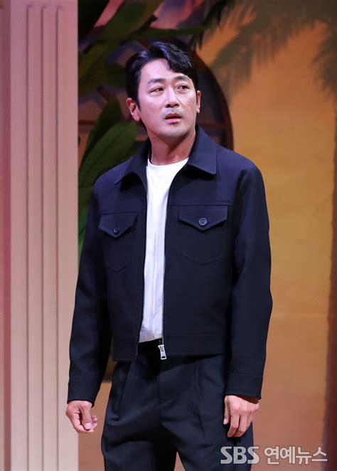 E포토 하정우 카리스마 걸치고 등장