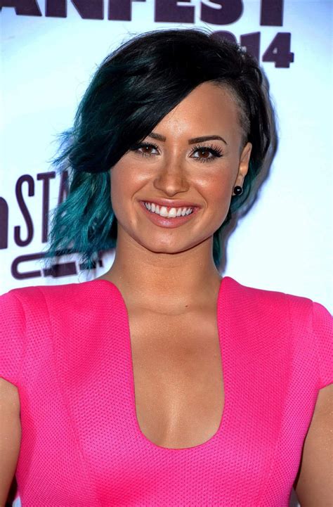 Demi Lovato Showing Cleavage At Vevo Certified Superfanfest Presented By Honda S Porn Pictures
