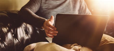 노트북과 남성 손의 클로즈업 사진 집에서 원격으로 일하는 남자 가정 생활에 대한 스톡 사진 및 기타 이미지 가정 생활 거리가 먼 경영자 Istock