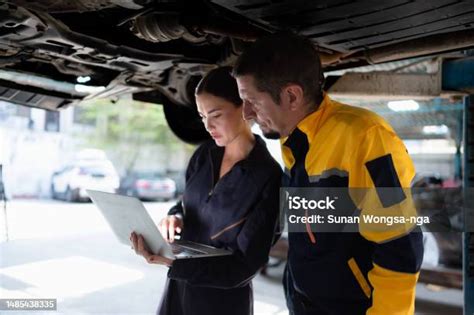 엔지니어와 자동차 수리 기술자는 차고에서 수리를 위해 가져온 고객 자동차의 엔진 작동 결함을 감지하는 기술을 사용해야 합니다 2명에 대한 스톡 사진 및 기타 이미지 Istock