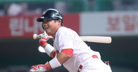 [포토] 두명의 주자를 불러들이는 박재상