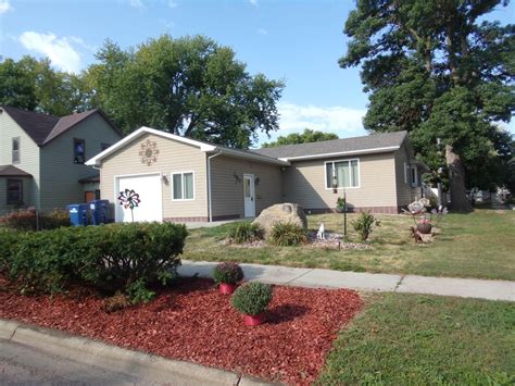 705 S Montana St Mitchell Sd 57301 Mls 23 443 Redfin