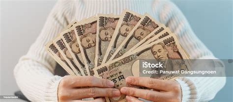 여자는 테이블 배경 위에 일본 엔 지폐를 손으로 세고 있다 천 엔 돈 일본 현금 세금 경기 침체 경제 인플레이션 투자 금융 저축 급여 및 지불 개념 상여금에 대한 스톡 사진