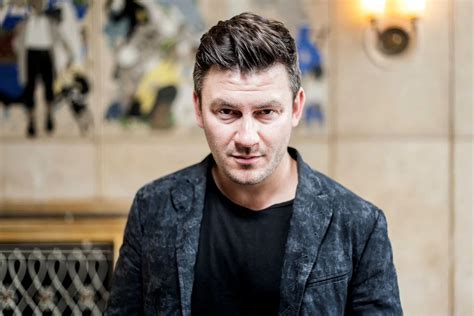 El Escritor Ruso Dmitry Glukhovsky Fue Condenado A 8 Años De Cárcel Por Criticar Al Ejército