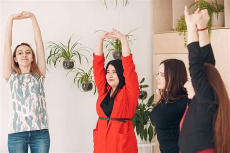 사무실에서 운동을 하 고 있는 팀 여성 직장에서 여성을 운동 직원 및 관리자를 위한 피트 니스 스트레칭의 장점 기업 비즈니스에 대한 스톡 사진 및 기타 이미지 Istock