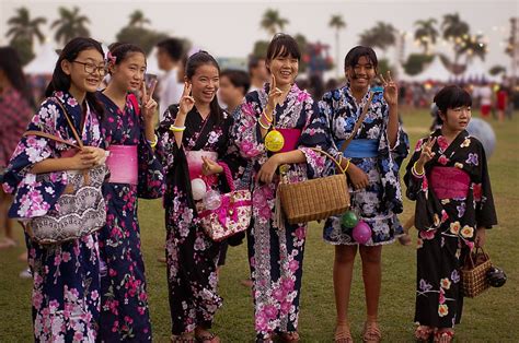 Grupp Kvinna Stående Gräsfält Japanska Tonåring Japansk Tjej Bon