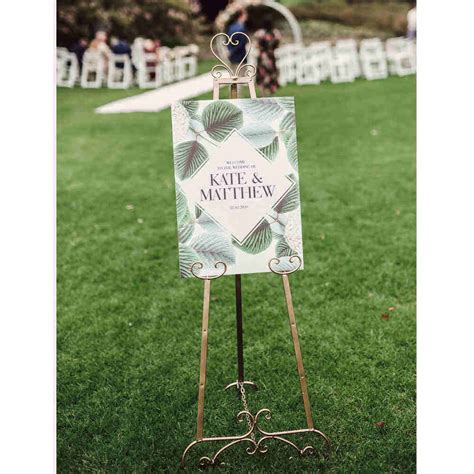 Gold Easel With Love Heart Detail Weddings Of Distinction