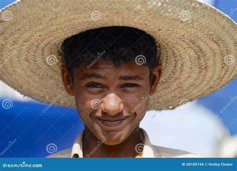 Retrato Del Hombre Joven No Identificado Que Lleva Un Sombrero De Paja En Taizz Yemen Imagen De