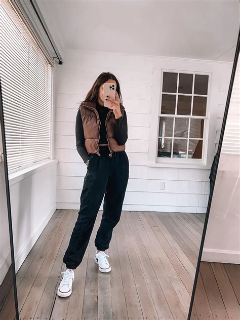 6 Outfits With Black Sweatpants You Can Wear Anywhere Emjacquelyn