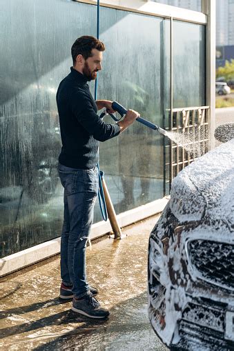 백인 남자는 여름 동안 거리에서 고압 물로 자동차를 청소합니다 35 39세에 대한 스톡 사진 및 기타 이미지 35 39세 건물 외관 교통수단 Istock