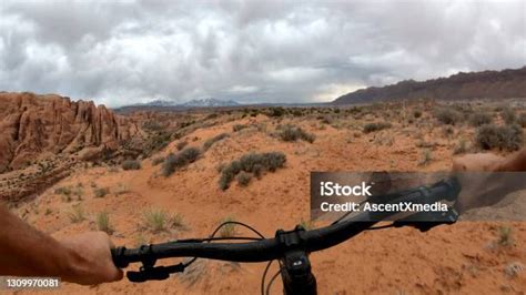 산악 자전거 타는 사람이 사막 의 길을 따라 가는 1 인칭 관점 60 64세에 대한 스톡 사진 및 기타 이미지 60 64세 개성 개념 개인적 시점 Istock
