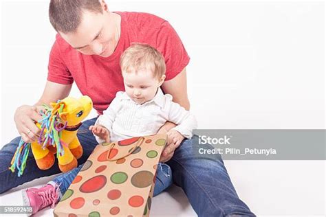 행복함 아버지도 계셨지요 및 재미있는 아기 복용 구매내역 상점에 대한 스톡 사진 및 기타 이미지 상점 아버지 완구류 Istock