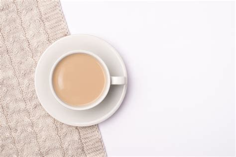 상단 위에 닫기 라떼와 회색 스카프의 한 컵의 텍스트에 대 한 빈 공간 으로 고립 된 흰색 색상 배경 근처 서 가을에 대한 스톡 사진 및 기타 이미지 Istock