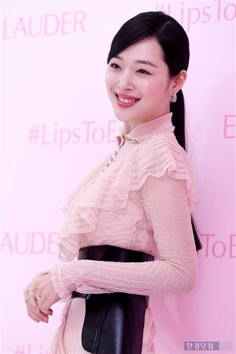 Sulli Exuded Elegance And Poise In This 9 500 Outfit Koreaboo
