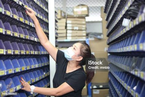 창고의 작업자는 바코드 스캐너를 사용하여 상자를 스캔하고 새로 도착한 상품을 분석합니다 창고에서 일하기 국제 수출 사업 개념 20 24세에 대한 스톡 사진 및 기타 이미지