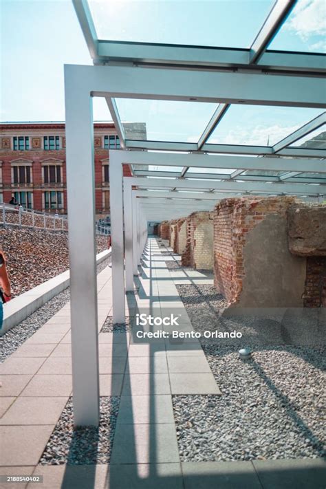 화창한 날에 유서 깊은 벽돌 유적과 도시 건물이 내려다 보이는 유리 지붕이있는 현대적인 건축 산책로 0명에 대한 스톡 사진 및 기타 이미지 Istock