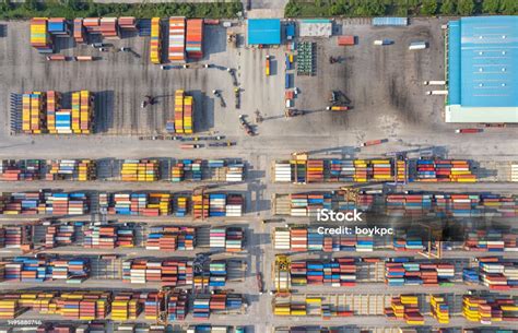 평면도 컨테이너 화물선과 화물 비행기의 물류 및 운송 일출에 조선소에서 크레인 다리가 작동 물류 수입 수출 및 운송 산업 배경 공급망에 대한 스톡 사진 및 기타 이미지