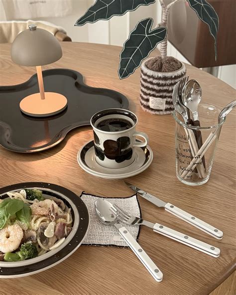 어반데이 조소현 신혼집인테리어 아침부터 엄청 춥더니 눈이 펑펑 오더라구요 🐤컵에 따뜻한 커피 내려서 커피타임