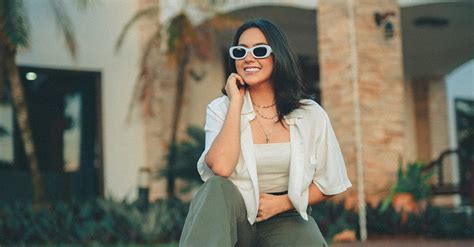 갈색 머리 거리 패션 건축 녹색 바지 도시 패션 도시의 레저 리조트 미소 짓는 블라우스 석조 건물 선글라스 셔츠 수직 쐈어 스타일 스타일리시한