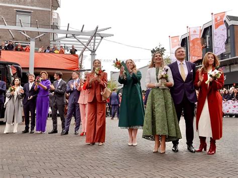 Guillermo Y Máxima De Holanda Celebran El Día Del Rey Junto A Sus Tres