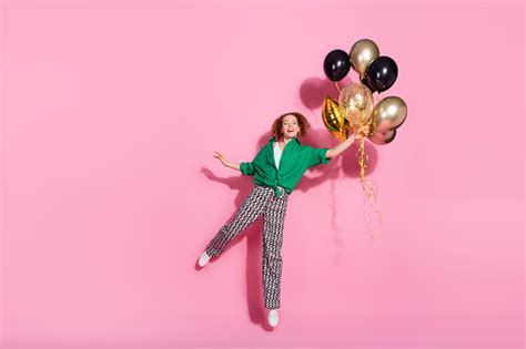 사랑 스럽다 사랑스러운 소녀 입고 녹색 셔츠 점프 높은 상승 풍선 꽃다발 빈 공간 절연 된 분홍색 배경의 전체 길이 사진 20 24세에 대한 스톡 사진 및 기타 이미지