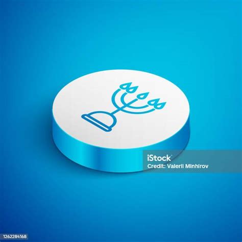 파란색 배경에 고립 된 이소메트릭 라인 하누카 메노라 아이콘 하누카 전통 기호 휴일 종교 빛의 유대인 축제 흰색 원 버튼 벡터 일러스트레이션 12월에 대한 스톡 벡터 아트