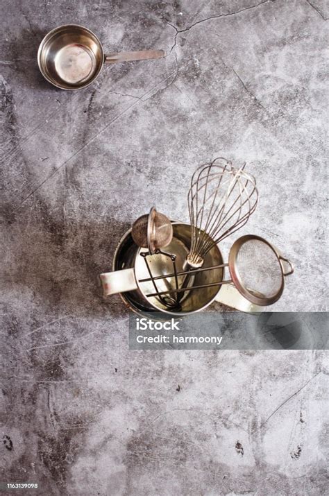요리용 금속 컵 주방 용품 회색 배경에 환경 친화적 인 제로 폐기물 플라스틱 무료 주방 지속 가능한 라이프 스타일 또는 재활용 및 생태를 개념화합니다 가정 생활에 대한 스톡