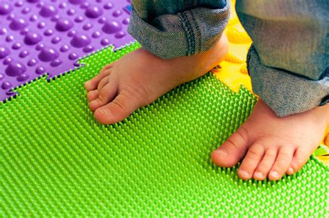 아이의 교육과 발달 마사지 및 정형 외과 매트 어린이를위한 카펫 초기 개발 정형 외과 유아에 대한 스톡 사진 및 기타 이미지 Istock