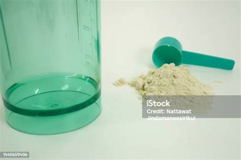 사진은 분리 된 흰색 배경에 음료를 위해 단백질 쉐이크를 혼합하는 데 사용되는 세트를 보여줍니다 0명에 대한 스톡 사진 및 기타 이미지 Istock