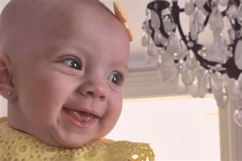 Eliana se derrete pela filha que esbanja fofura em click Portal Área VIP