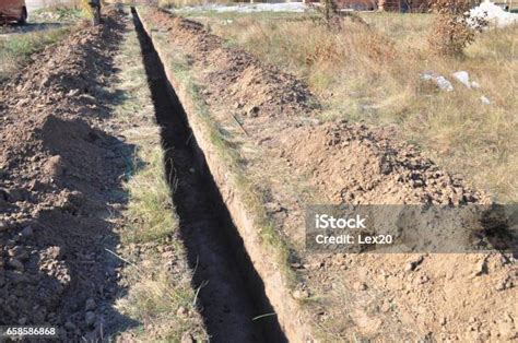 트렌치를 파고 Earthworks 발굴 트렌치 긴 흙 트렌치 누워 파이프 또는 광섬유를 파고 케이블에 대한 스톡 사진 및 기타 이미지 Istock