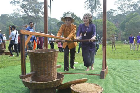 ឯកឧត្តម ហង់ ពៅ និងលោកជំទាវ ឧកញ៉ា សៀង ចាន់ហេង អញ្ជើញចូលរួមទទួលទានអំបុក ថែជាតិ សាសនា ព្រះមហាក្សត្រ