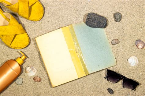 슬리퍼와 우유 바디 병 선글라스와 돌 모래에 조개 여름 개념빈 오래된 책 0명에 대한 스톡 사진 및 기타 이미지 0명 9월