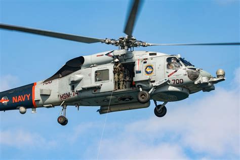 Sikorsky Recognizes Navy Hsm 74 Mh 60r Crew For Rescue Mission