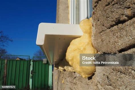 창틀 아래에 폼 장착 Diy 개념입니다 건설 Pu 폴리 우레탄 폼 창은 장착 폼을 사용하여 설치됩니다 가정 생활에 대한 스톡 사진 및 기타 이미지 Istock