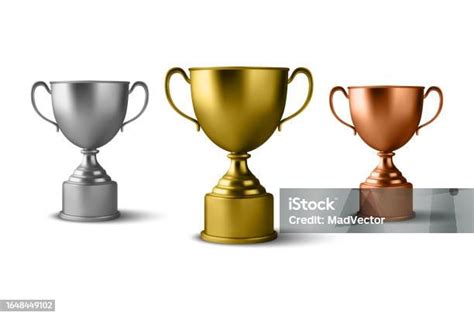 현실적인 벡터 3d 빈 황금 은색 청동 챔피언 컵 아이콘 세트 근접 촬영은 흰색에 격리되어 있습니다 챔피언십 트로피의 디자인 템플릿입니다 스포츠 토너먼트 상 위너 컵 및