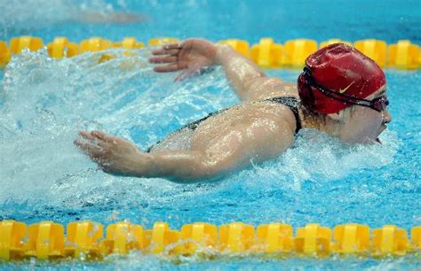 图文 女子200米蝶泳刘子歌夺冠 刘子歌奋力向前游泳 游泳2008奥运站新浪网