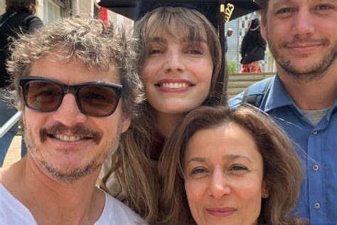 Pedro Pascal Chocheó Con Su Hermana Lux Se Graduó De Prestigiosa
