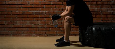 스포츠맨 벽돌 벽 바탕에 운동 후 휴식 하는 타이어에 물 한 병으로 앉아 건강한 생활방식에 대한 스톡 사진 및 기타 이미지 건강한 생활방식 권투 스포츠 근육질 체격