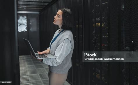 서버실 노트북 데이터 센터 관리 시스템 및 사이버 보안 분야의 젊은 여성 또는 기술자 아시아 전기 기술자 엔지니어 또는